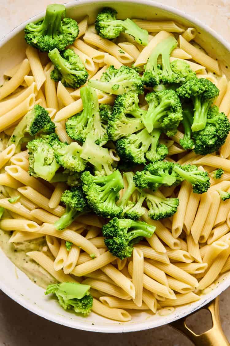 Chicken Broccoli Pesto Pasta (Easy Weeknight Dinner) | Lauren Fit Foodie